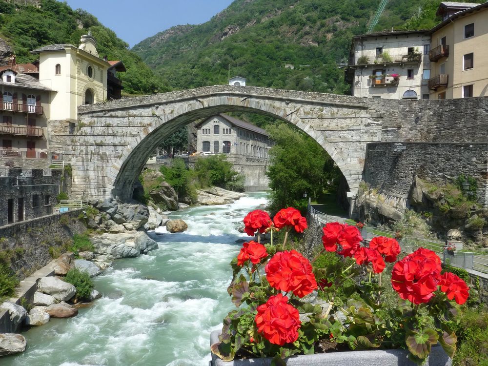 Visiter Pont-Saint-Martin : préparez votre séjour et voyage Pont-Saint ...