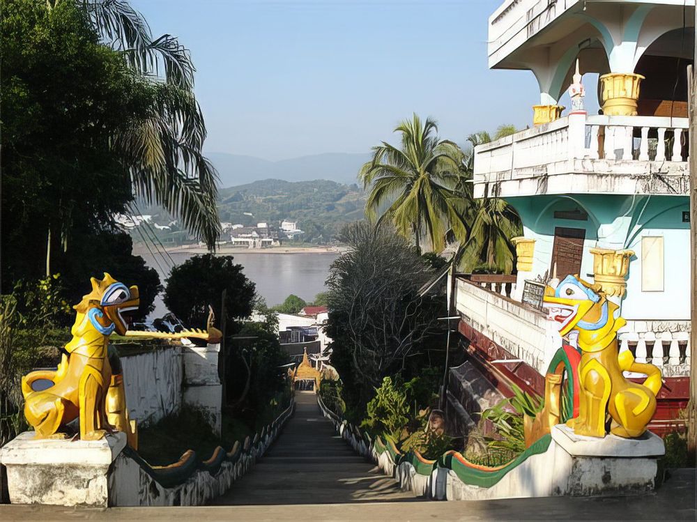 Visiter Wat Chome Khaou Manirath : préparez votre séjour et voyage Wat ...