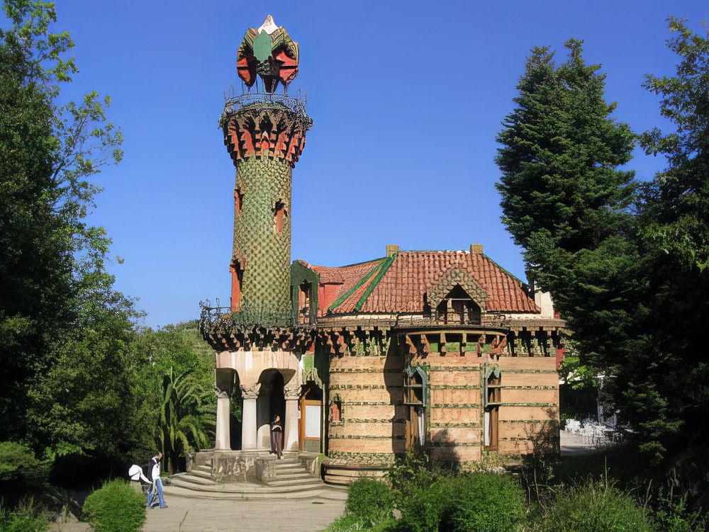 Visiter El Capricho : préparez votre séjour et voyage El Capricho ...